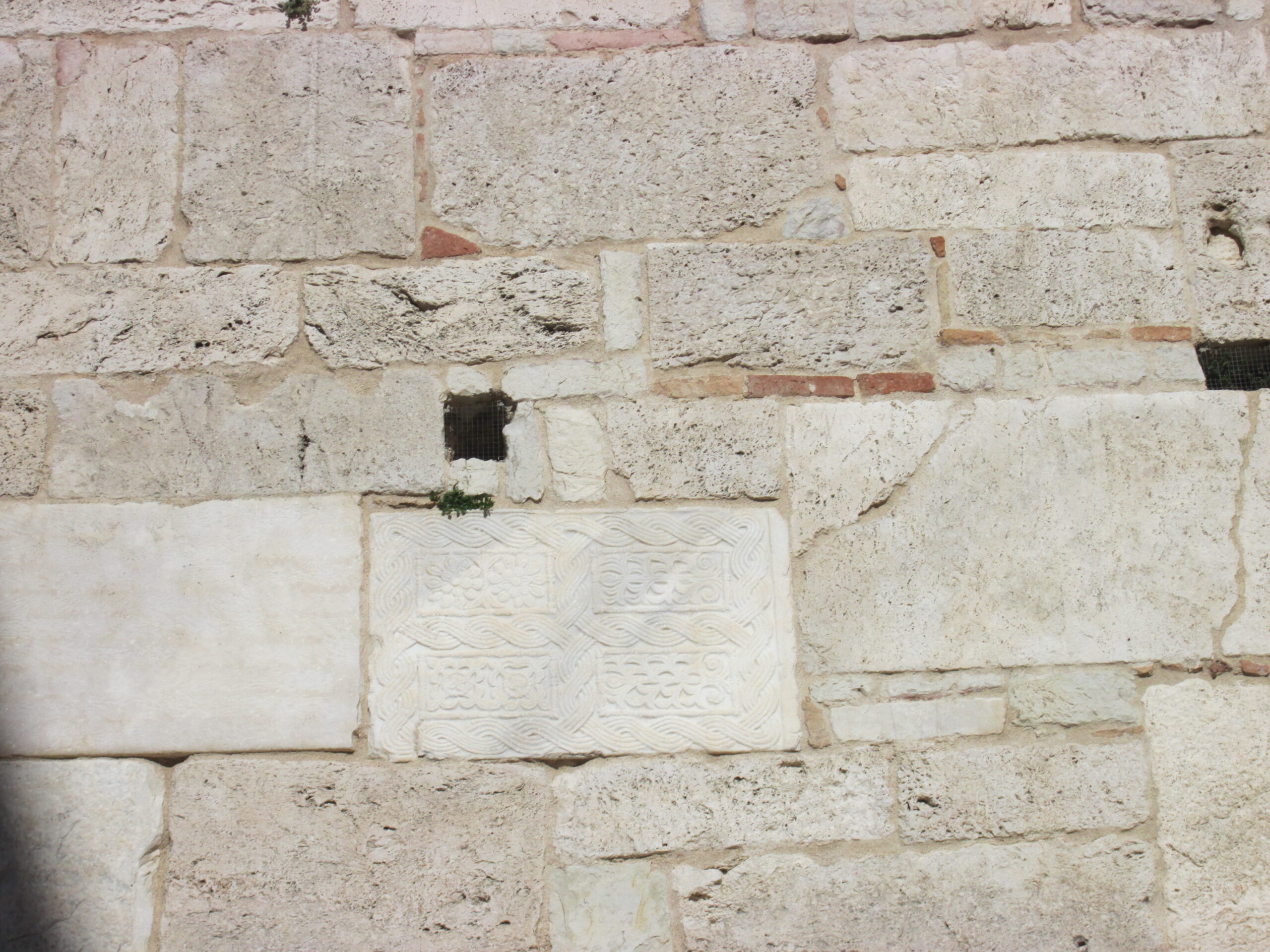 Pluteo longobardo sul Duomo - MySpoleto